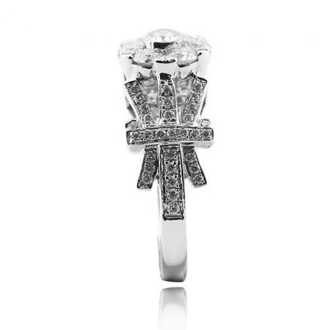 White Gold Detailed Engagement Ring With Brilliant Cut Diamonds