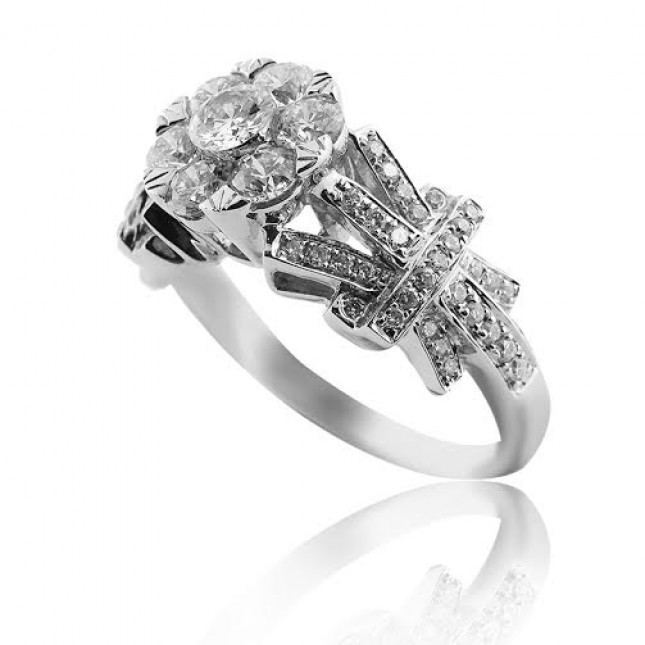 White Gold Detailed Engagement Ring With Brilliant Cut Diamonds